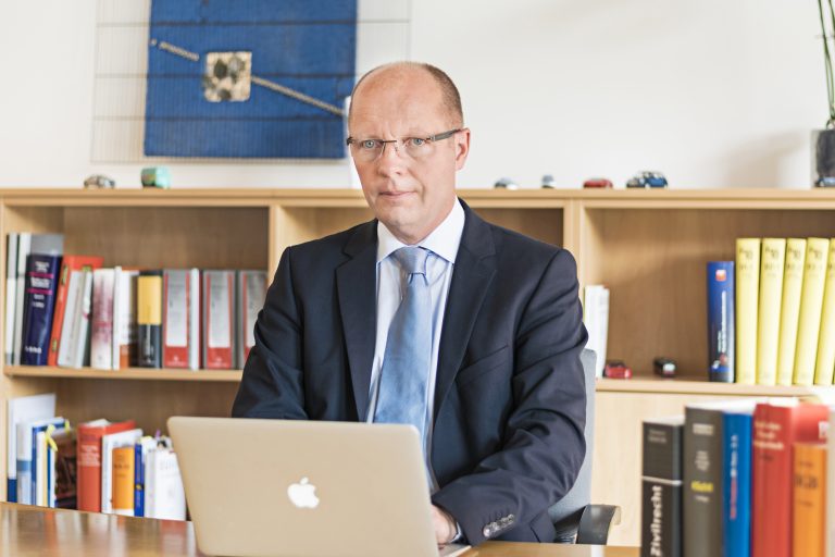 Portrait-Graser-Anzug_05 | Rechtsanwalt Graser